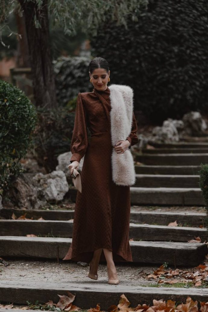 Look de mañana: vestido marrón con vuelo y tocado especial | Invitada ...