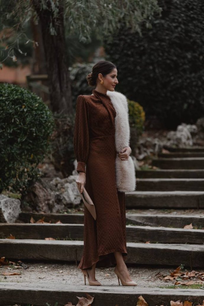 Look de mañana: vestido marrón con vuelo y tocado especial | Invitada ...