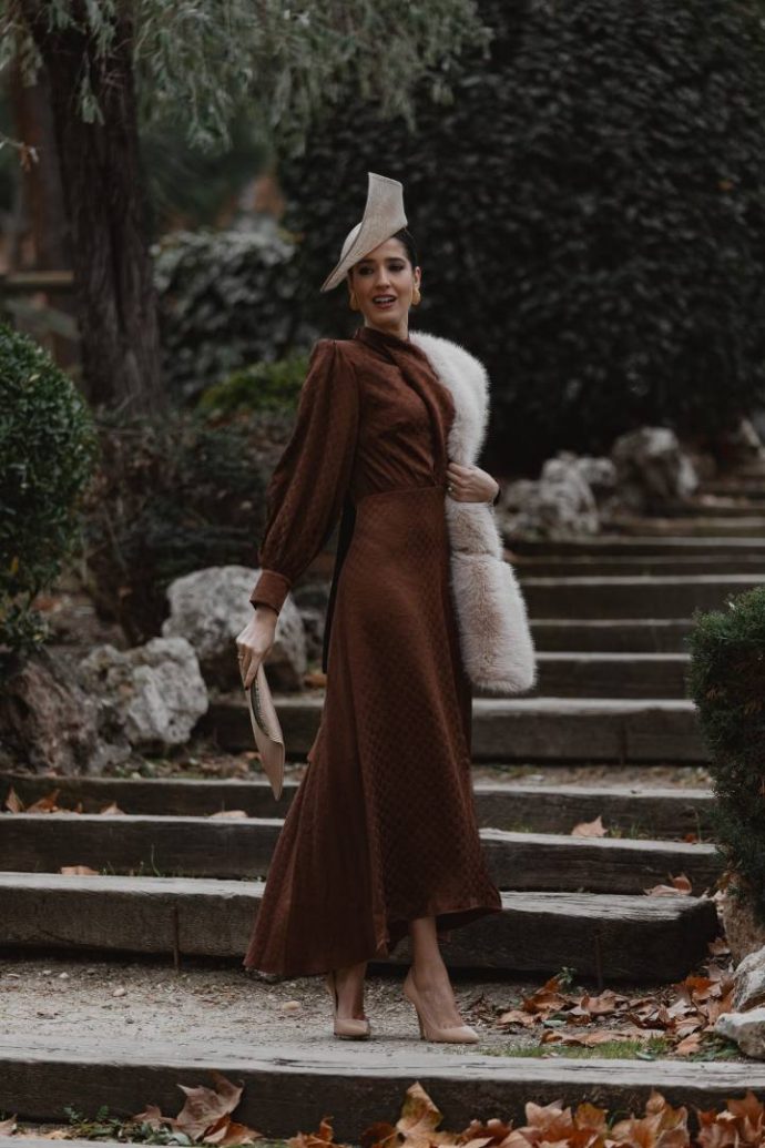 Look de mañana: vestido marrón con vuelo y tocado especial | Invitada ...