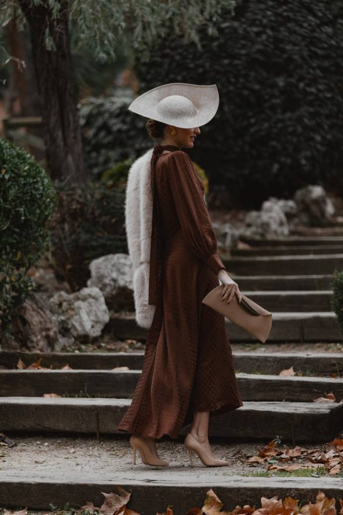 Look de mañana: vestido marrón con vuelo y tocado especial | Invitada ...