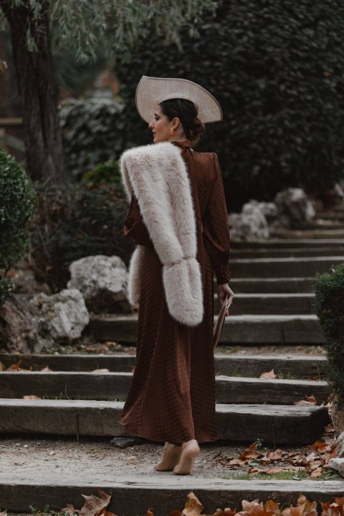 Look de mañana: vestido marrón con vuelo y tocado especial | Invitada ...