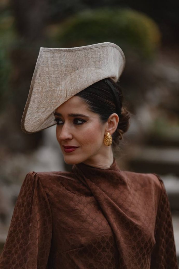 Look de mañana: vestido marrón con vuelo y tocado especial | Invitada ...
