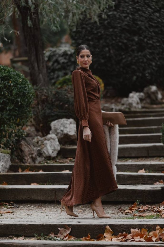 Look de mañana: vestido marrón con vuelo y tocado especial | Invitada ...