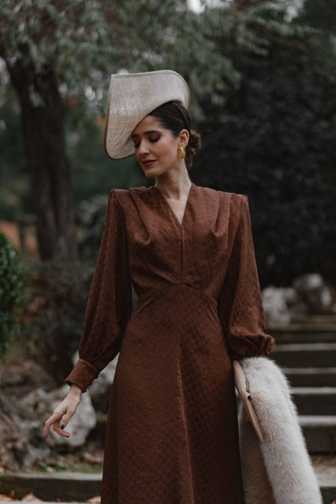Look de mañana: vestido marrón con vuelo y tocado especial | Invitada ...