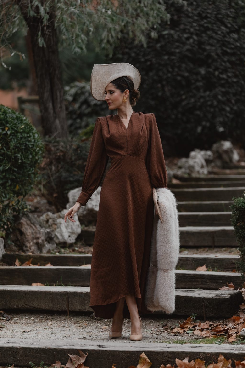Look de mañana: vestido marrón con vuelo y tocado especial | Invitada ...