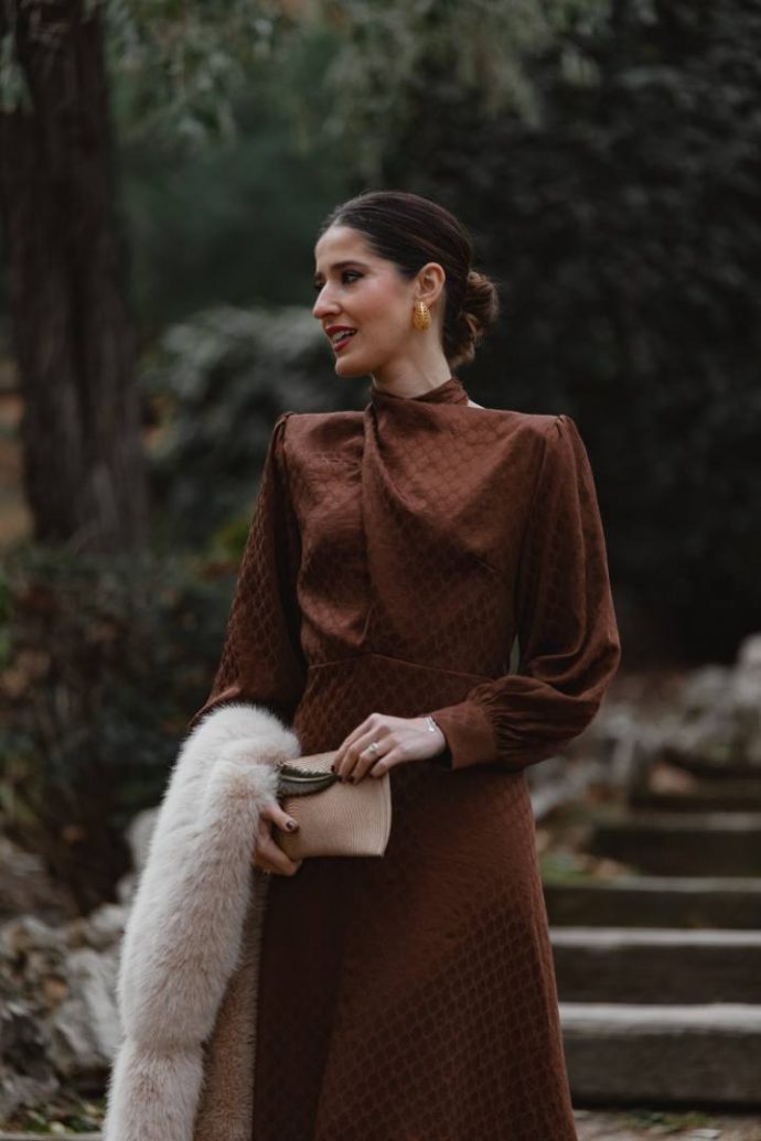 Look de mañana: vestido marrón con vuelo y tocado especial | Invitada ...