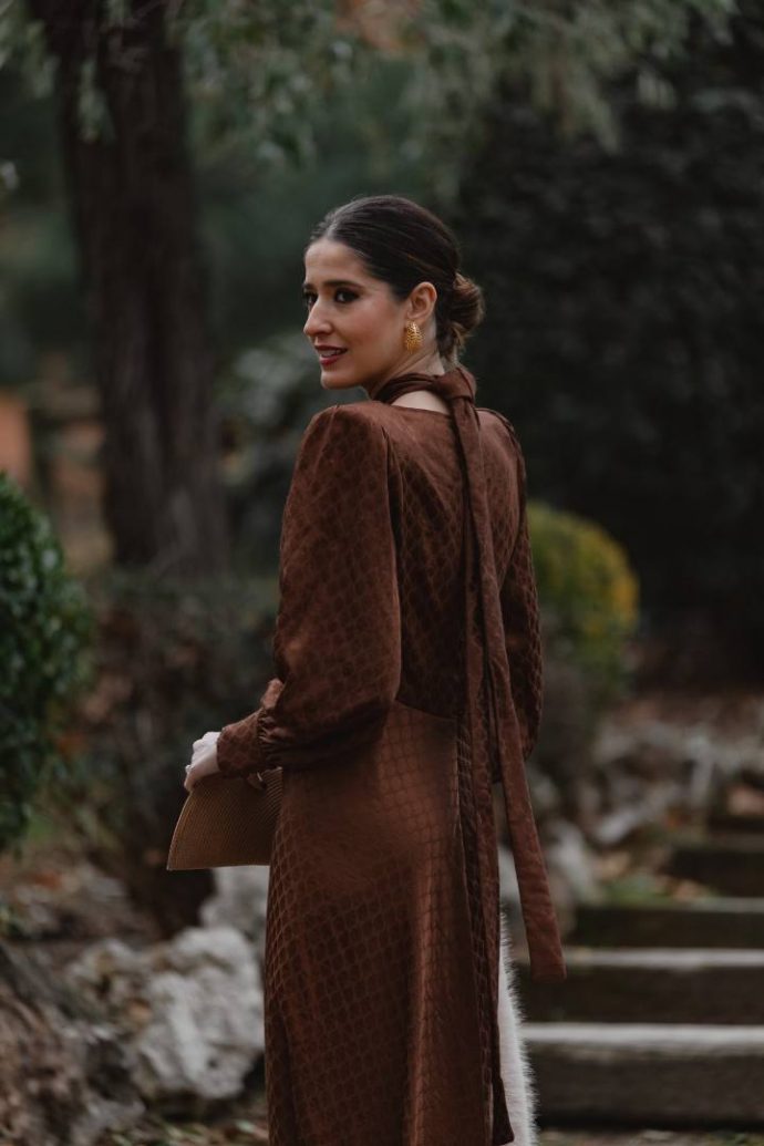Look de mañana: vestido marrón con vuelo y tocado especial | Invitada ...