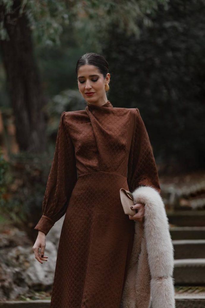 Look de mañana: vestido marrón con vuelo y tocado especial | Invitada ...