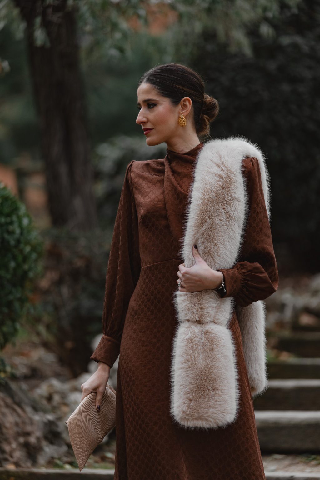 Look de mañana: vestido marrón con vuelo y tocado especial | Invitada ...