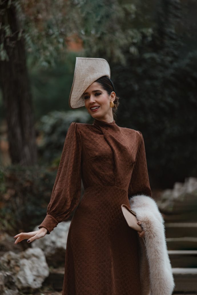 Look de mañana: vestido marrón con vuelo y tocado especial | Invitada ...