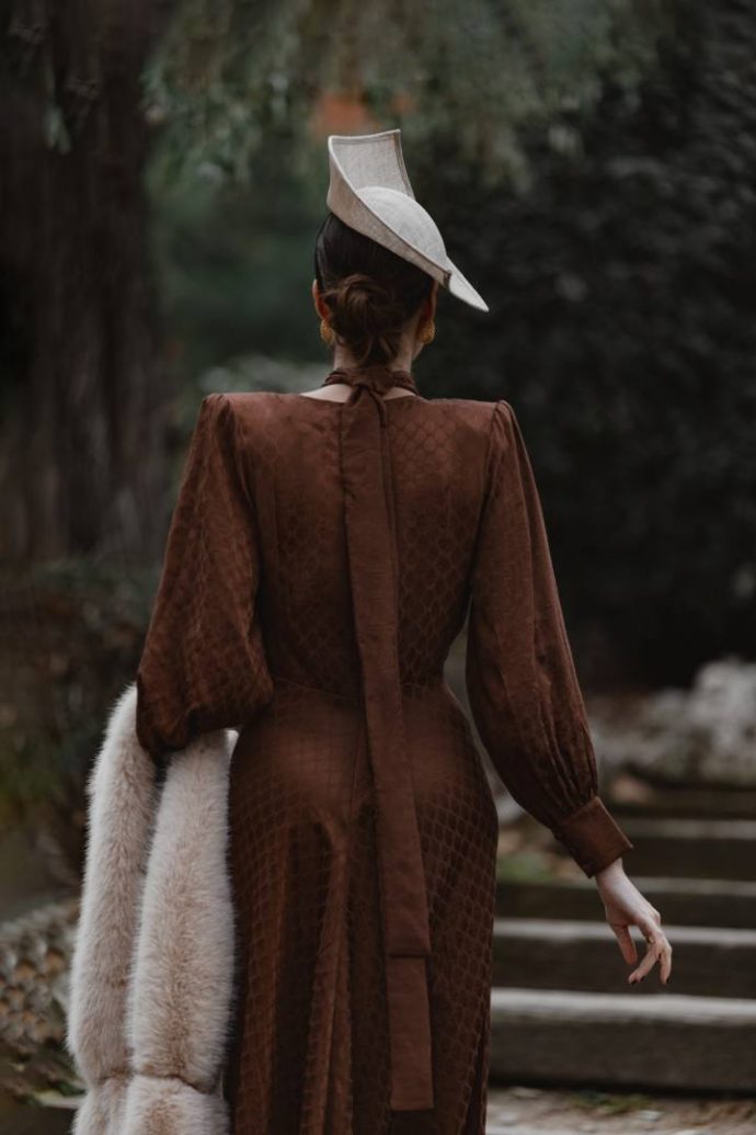 Look de mañana: vestido marrón con vuelo y tocado especial | Invitada ...