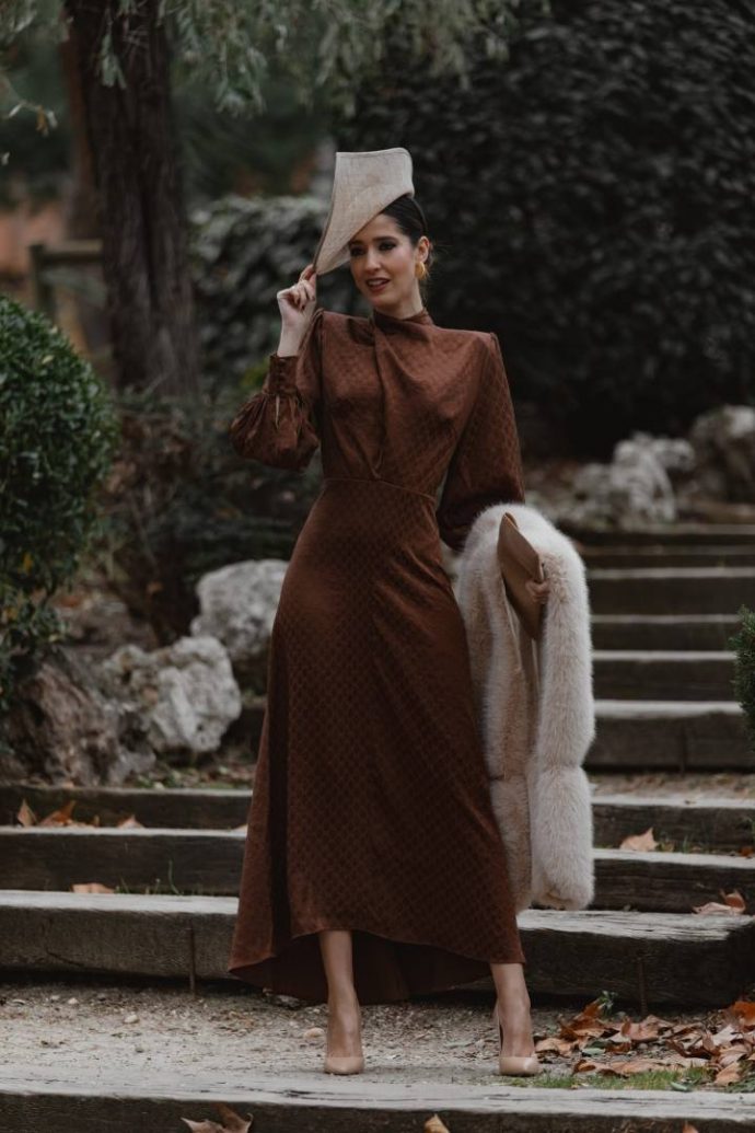 Look de mañana: vestido marrón con vuelo y tocado especial | Invitada ...