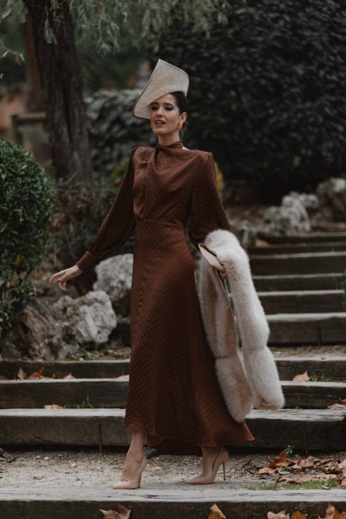 Look de mañana: vestido marrón con vuelo y tocado especial | Invitada ...