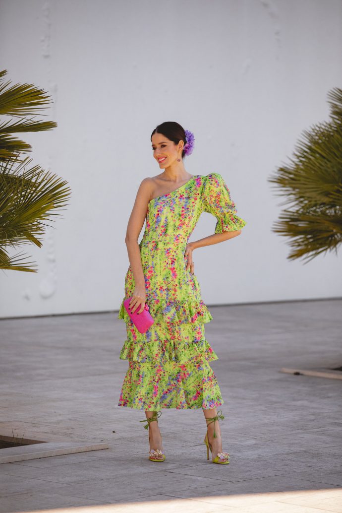 Vestido lima de invitada con volantes para bodas de verano