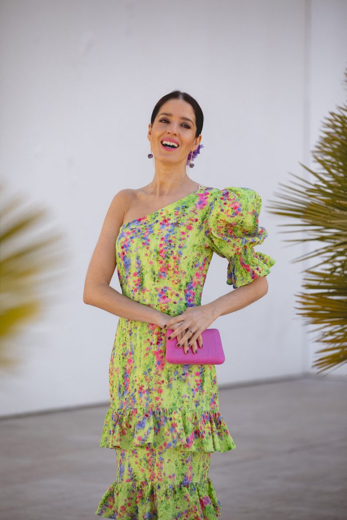 Vestido lima de invitada con volantes para bodas de verano