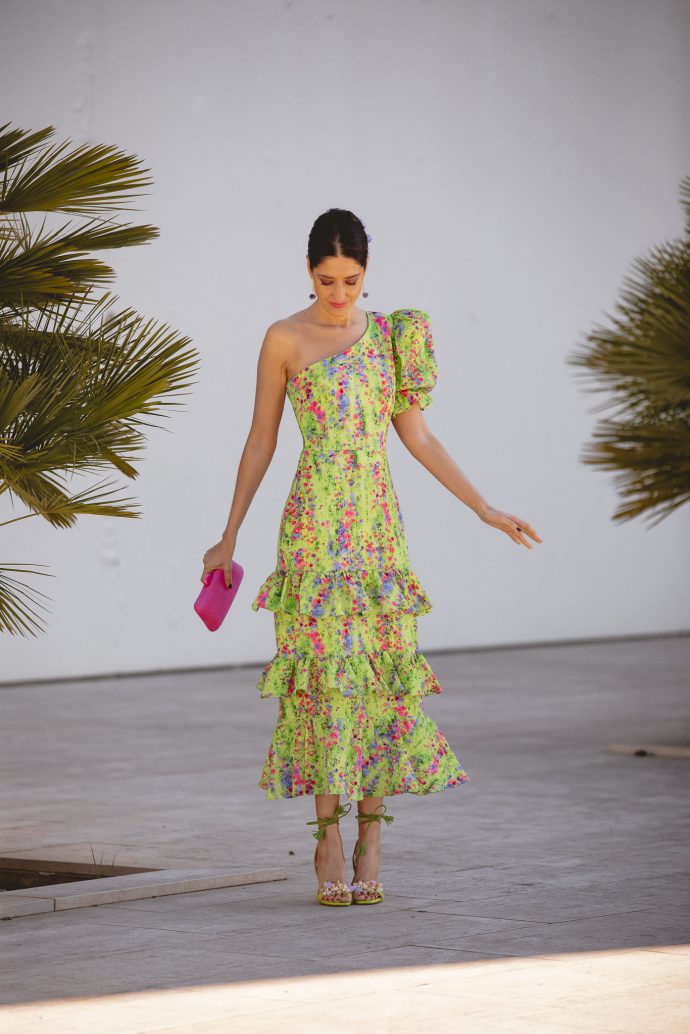 Vestido lima de invitada con volantes para bodas de verano