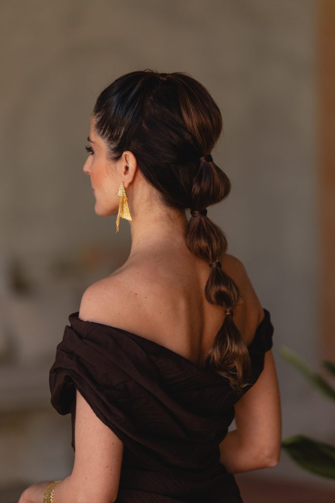 Vestido de invitada marrón de estilo helénico para bodas