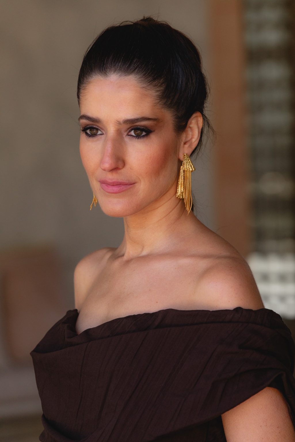 Vestido de invitada marrón de estilo helénico para bodas