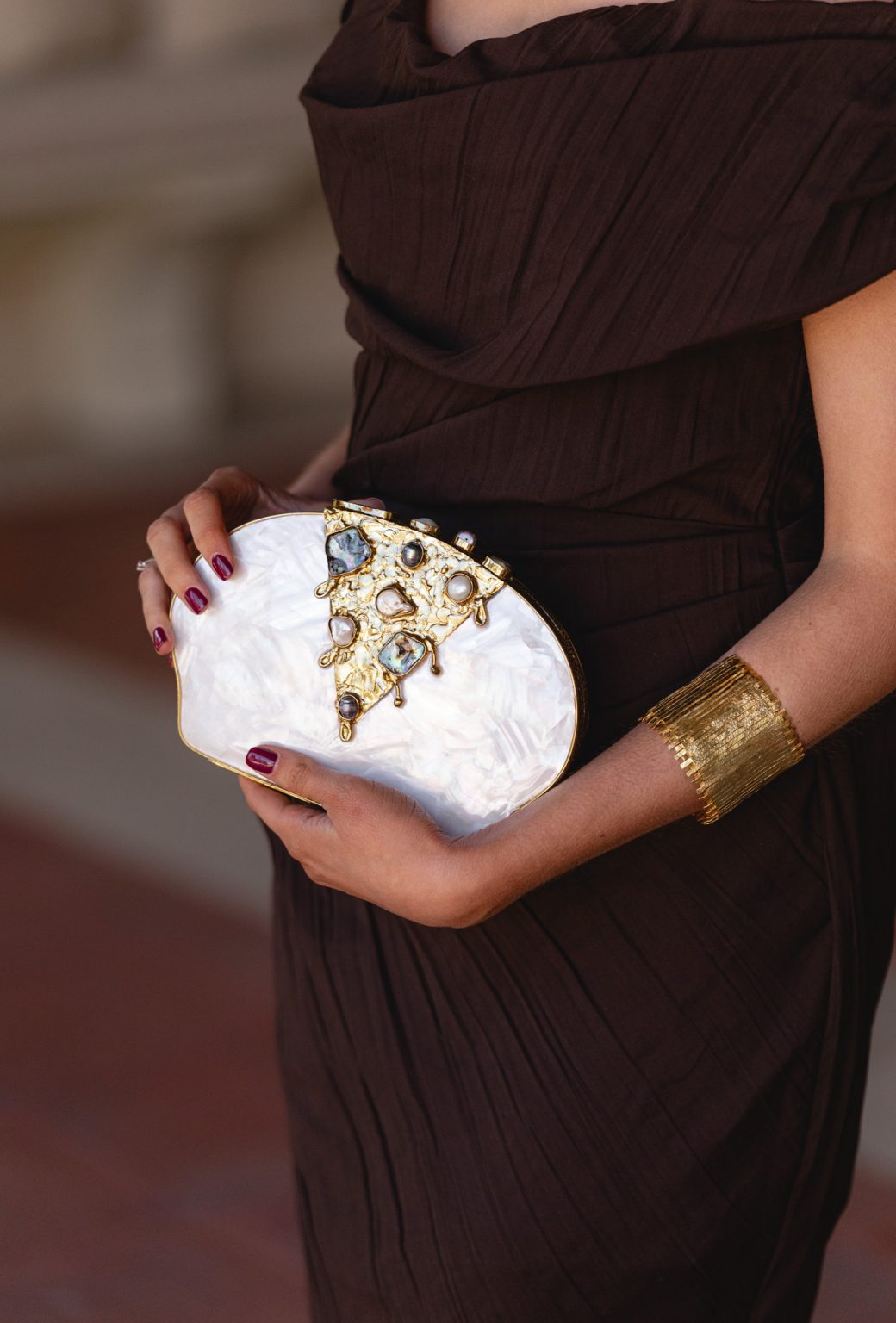 Vestido de invitada marrón de estilo helénico para bodas