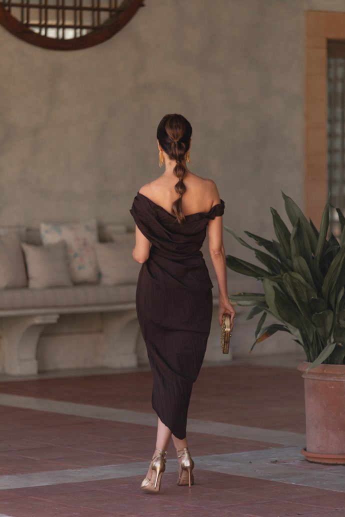 Vestido de invitada marrón de estilo helénico para bodas