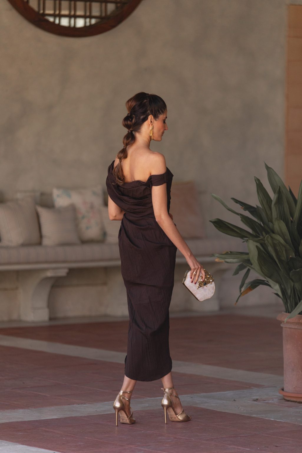 Vestido de invitada marrón de estilo helénico para bodas